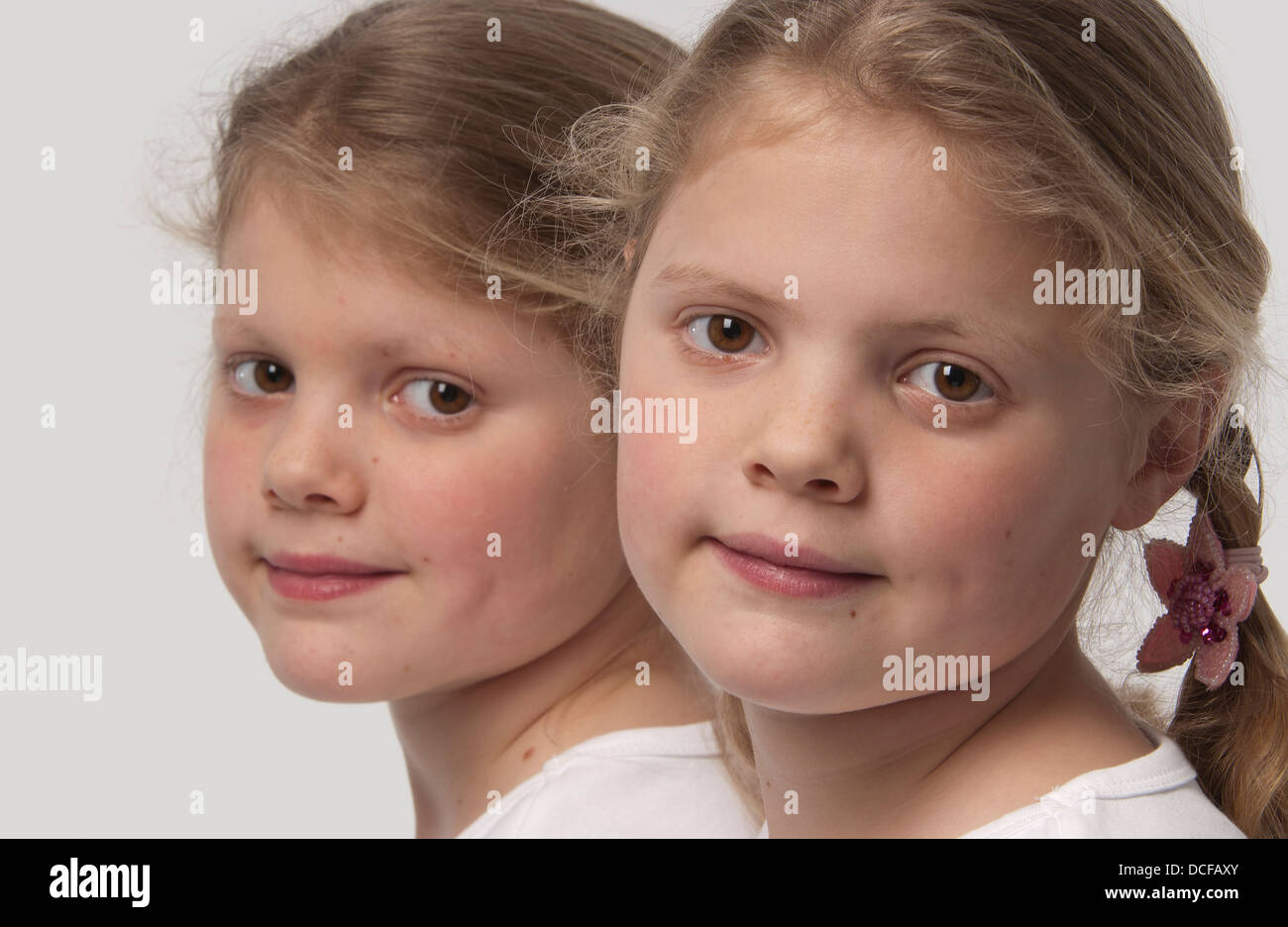 Twin girls 10 hi-res stock photography and images - Alamy