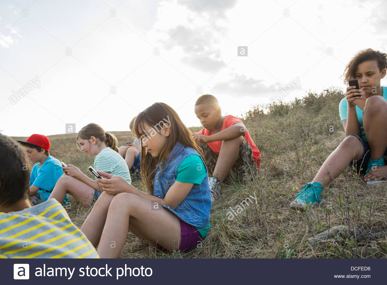 School children mobile phones hi-res stock photography and images - Alamy