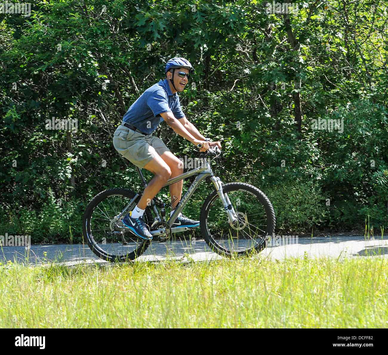 Michelle and barack obama bike hi-res stock photography and images - Alamy