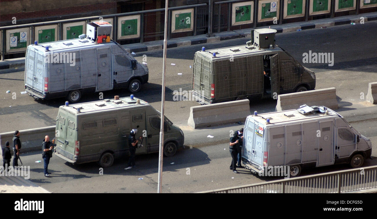 Cairo, Cairo, Egypt. 16th Aug, 2013. Egyptian security forces take ...