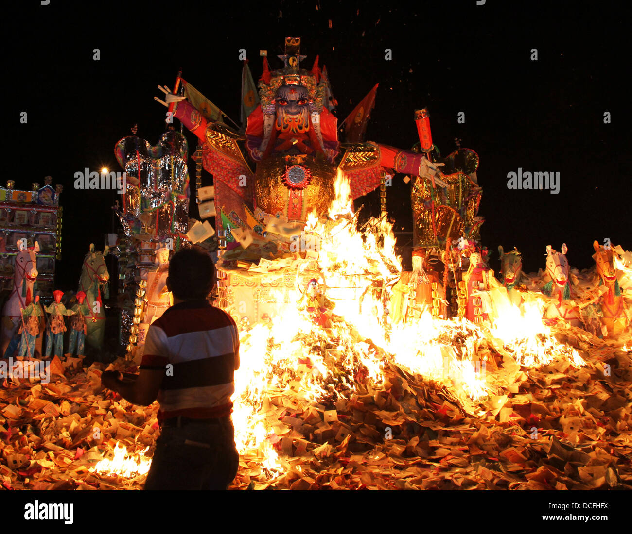 Kajang, SELANGOR, MALAYSIA. 17th Aug, 2013. Ethnic Chinese devotees ...