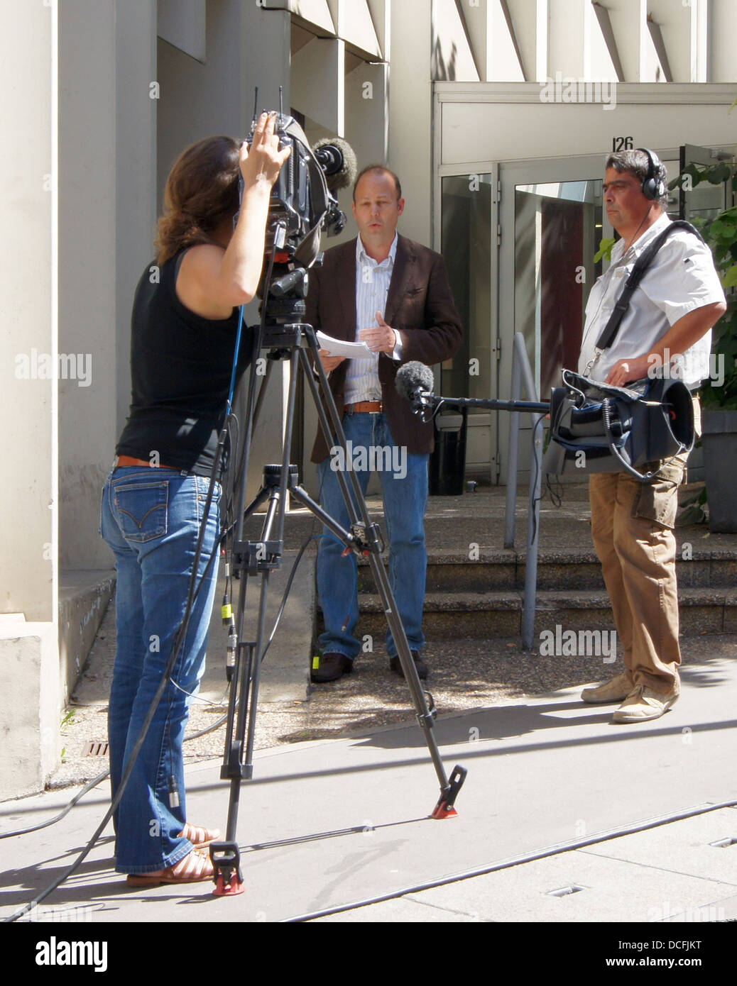 TV reporter and technicians at work in Paris Stock Photo - Alamy