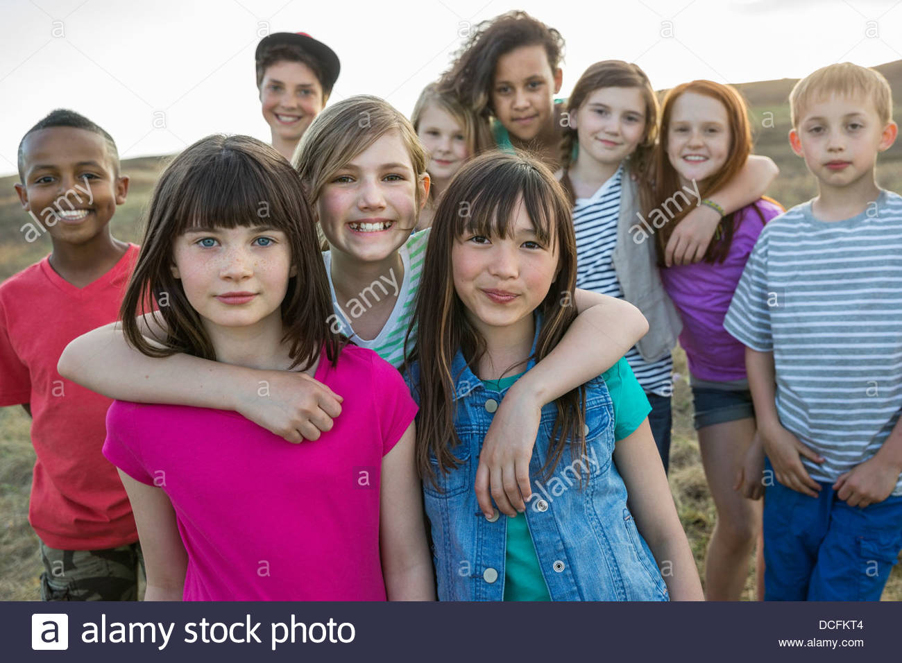 Smiling kids hi-res stock photography and images - Alamy