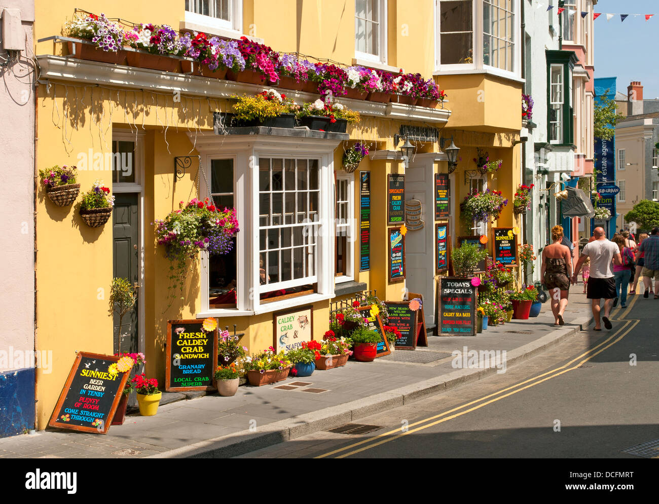 Tenby pub hi-res stock photography and images - Alamy
