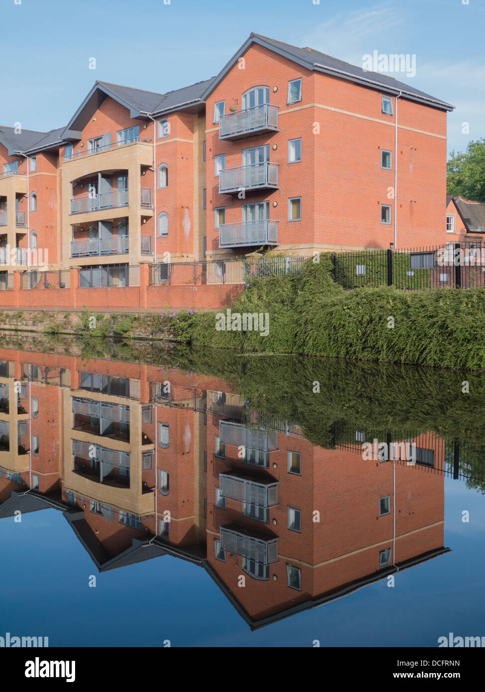 Reflection of building in water Stock Photo - Alamy