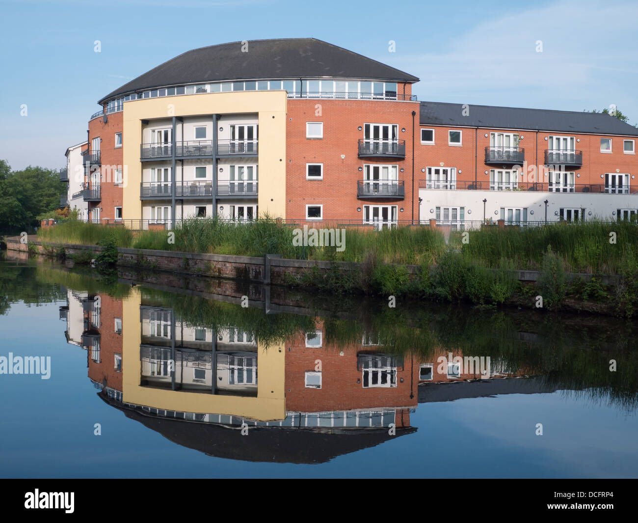 Reflection of building in water Stock Photo - Alamy
