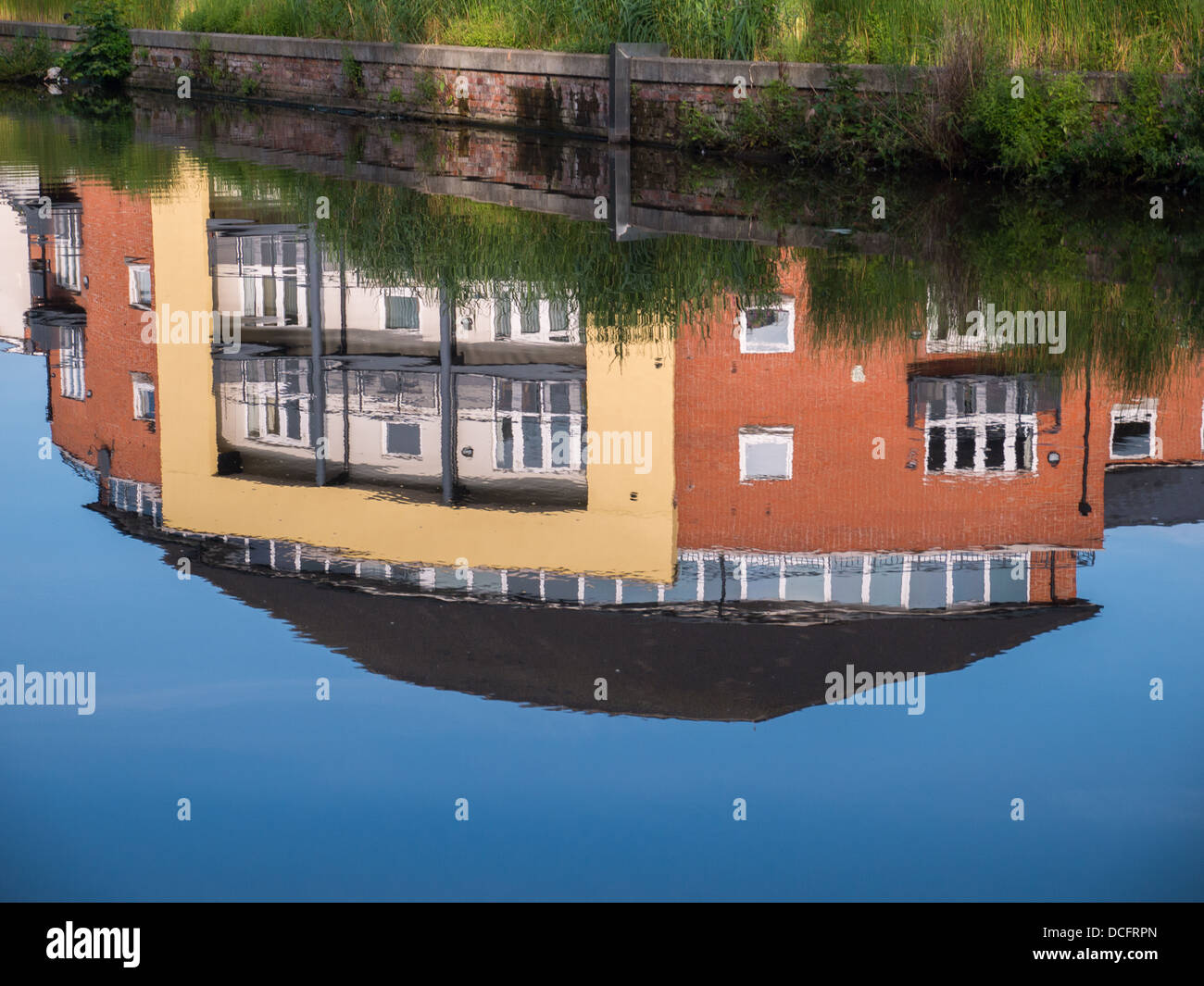 Reflection of building in water Stock Photo - Alamy