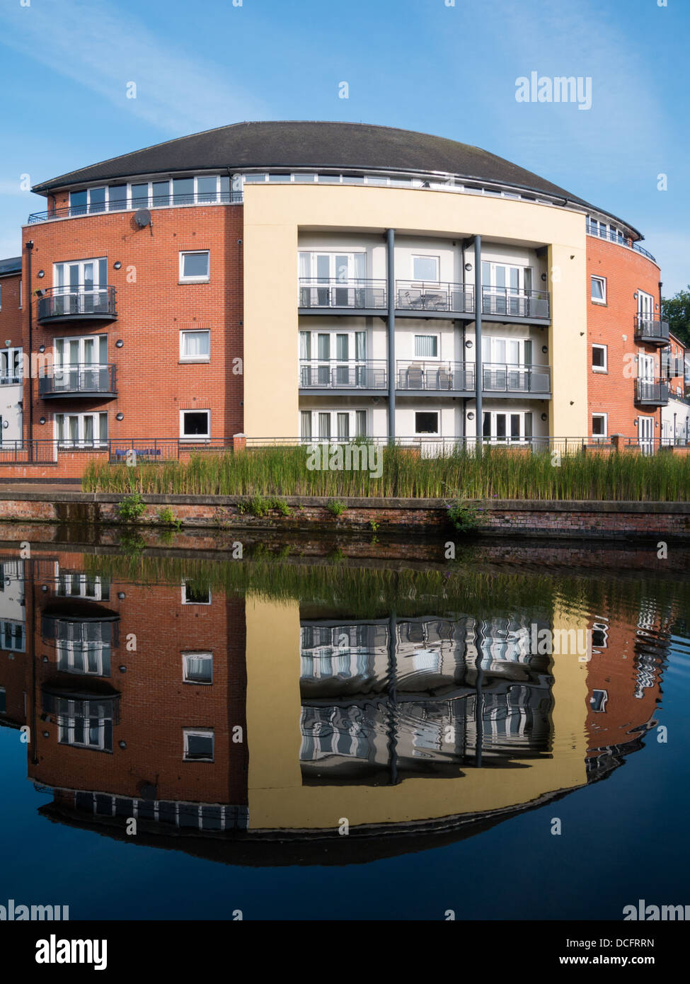 Reflection of building in water Stock Photo - Alamy