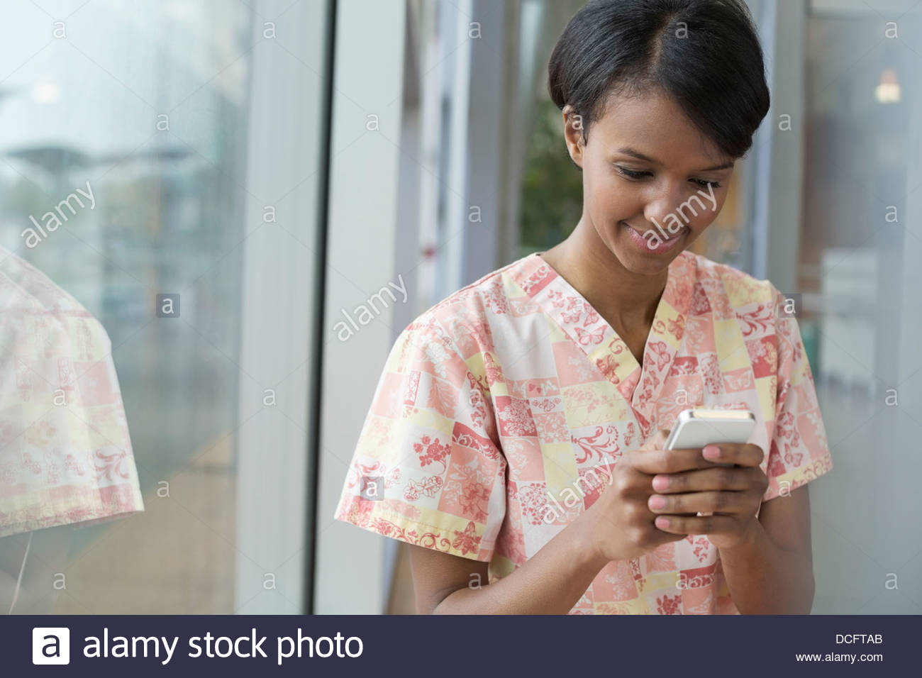Smiling nurse on the phone hi-res stock photography and images - Alamy