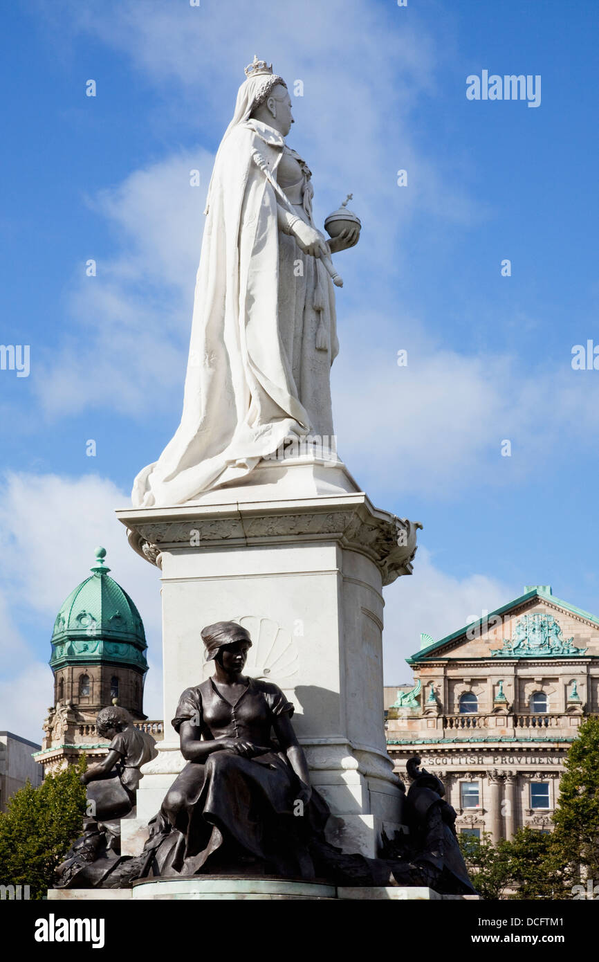 Belfast city hall statue queen hi-res stock photography and images - Alamy