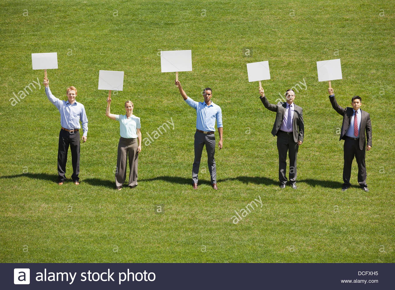 Group holding signs hi-res stock photography and images - Alamy