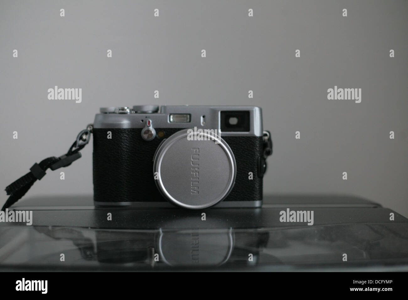 Fuji x100 camera hi-res stock photography and images - Alamy