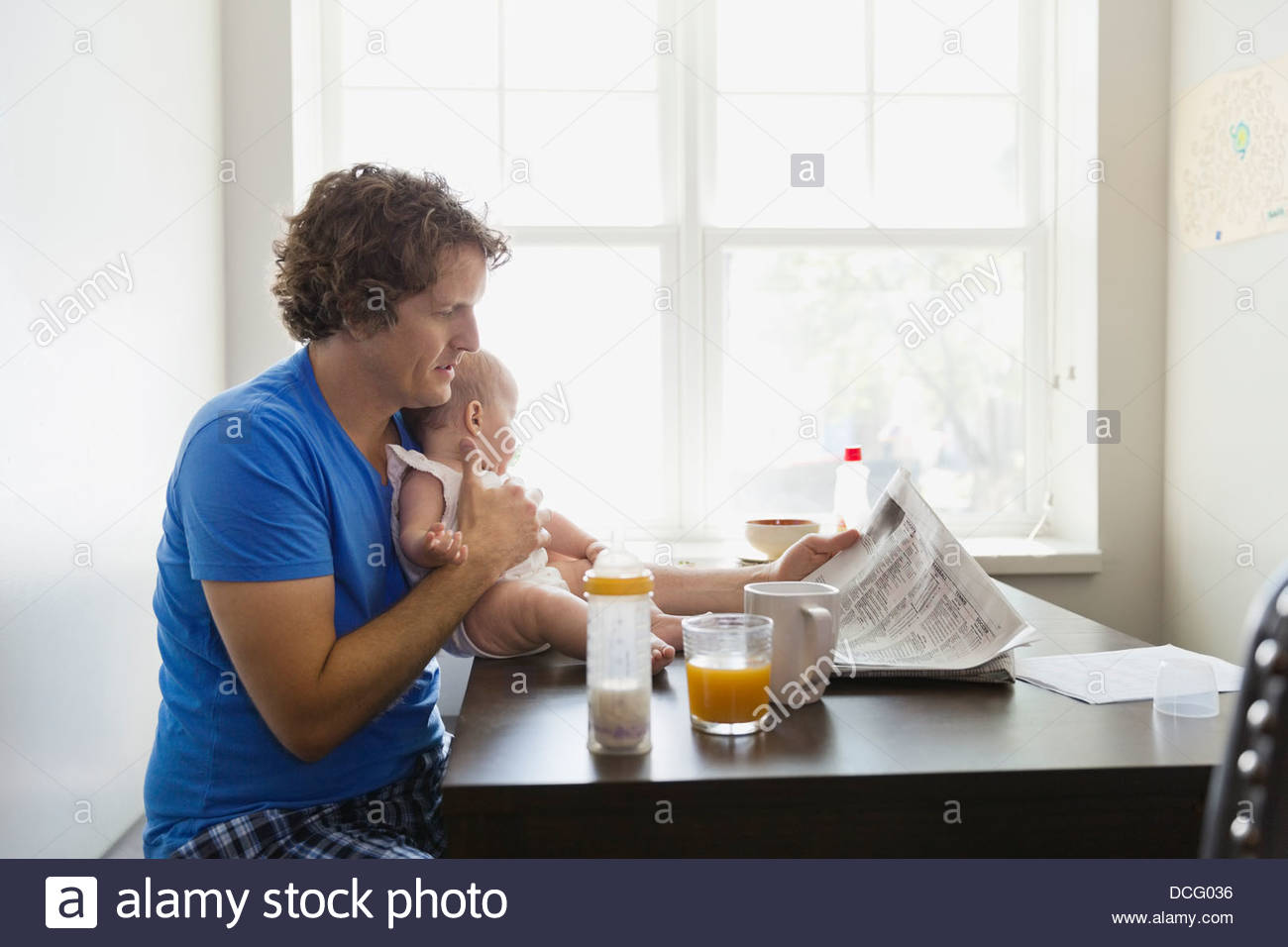 Table newspaper hi-res stock photography and images - Alamy