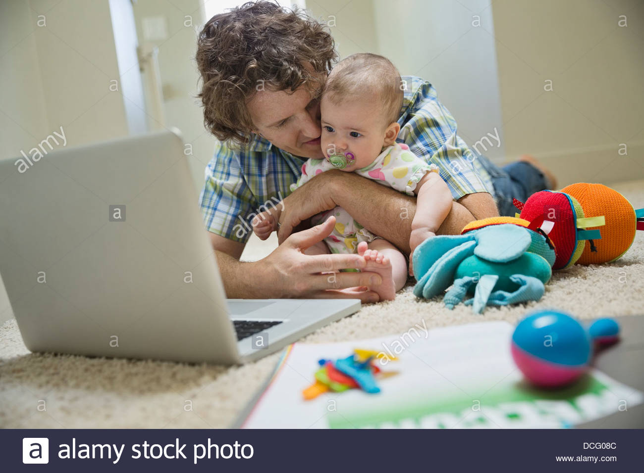Father daughter looking laptop hi-res stock photography and images - Alamy