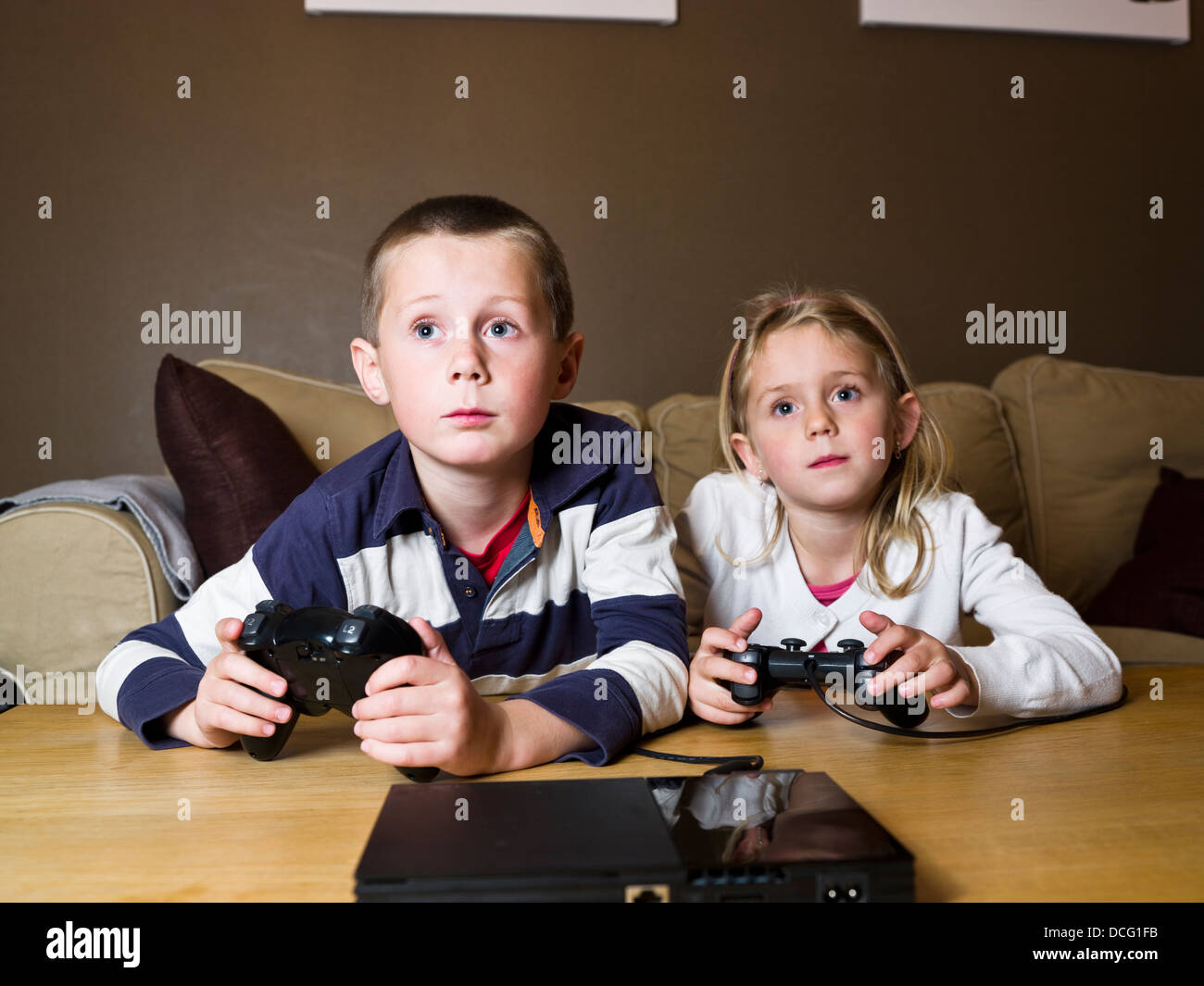 Kids playing xbox games hi-res stock photography and images - Alamy