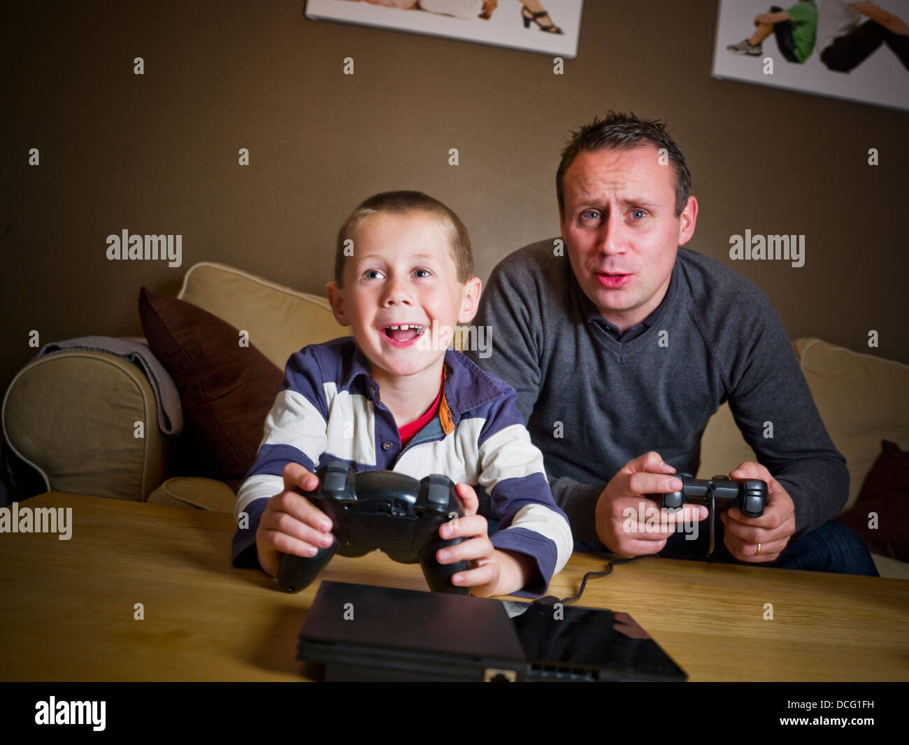 Kids playing xbox hi-res stock photography and images - Alamy