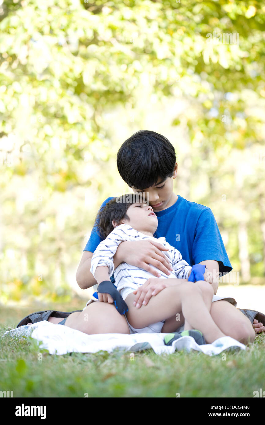 Older brother comforting little boy Stock Photo - Alamy