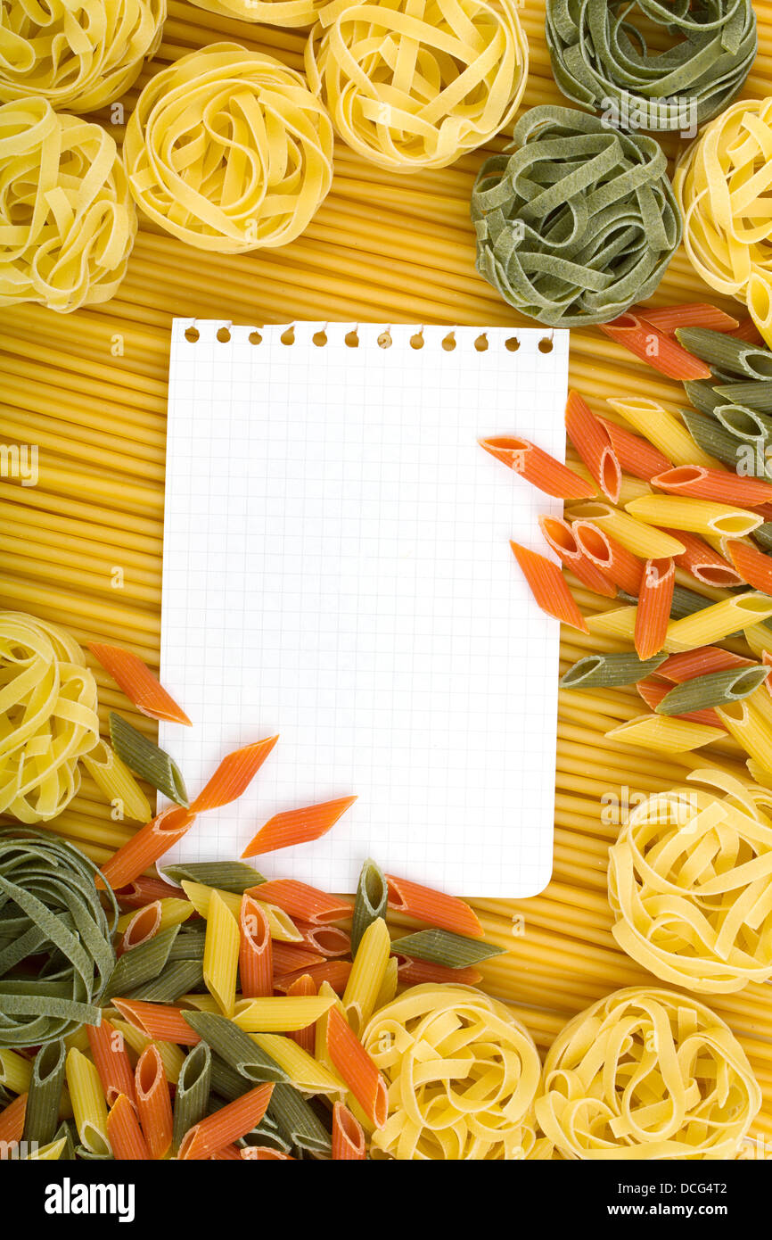 Note paper on various Italian pasta background Stock Photo - Alamy