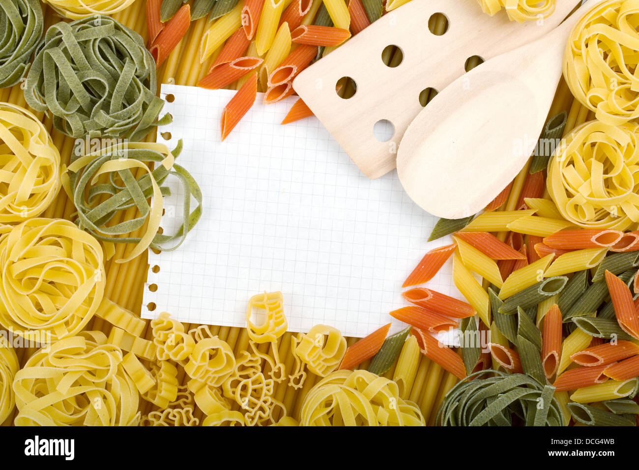 Note paper on various Italian pasta background Stock Photo - Alamy