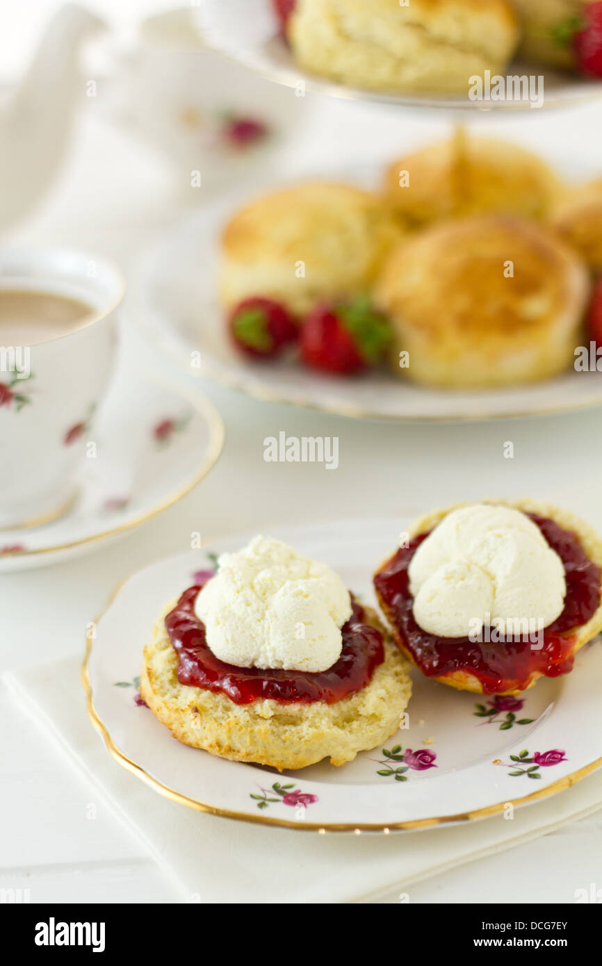 English teacup saucer cream hi-res stock photography and images - Alamy