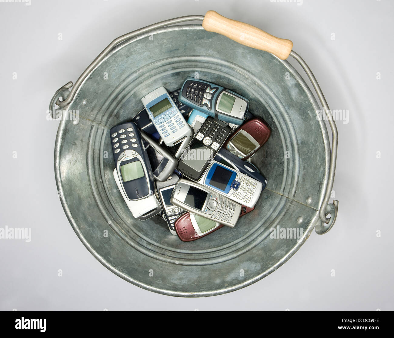 Cellphones recycle hi-res stock photography and images - Alamy