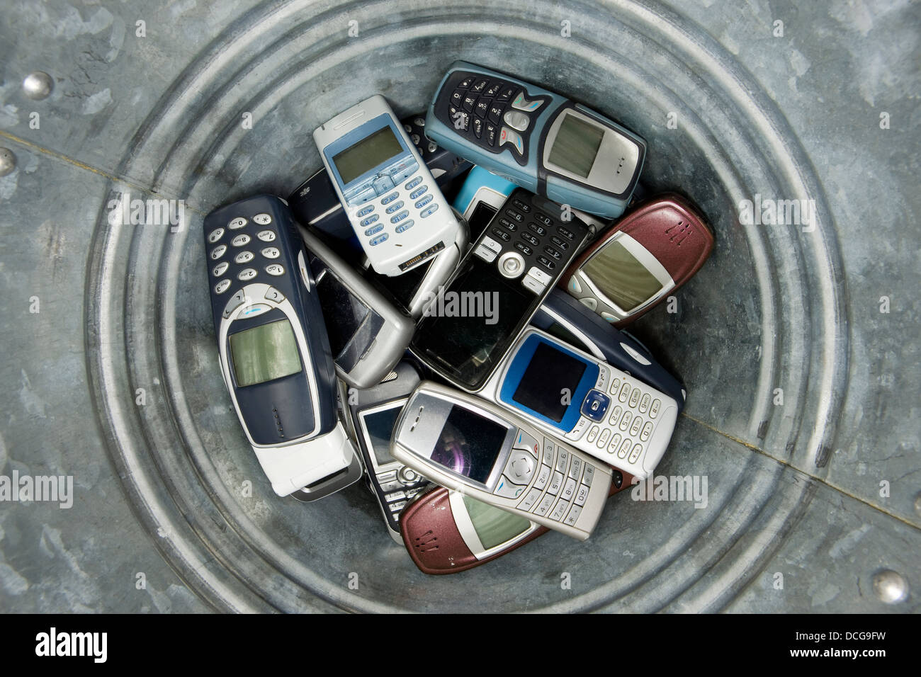 Cellphones recycle hi-res stock photography and images - Alamy