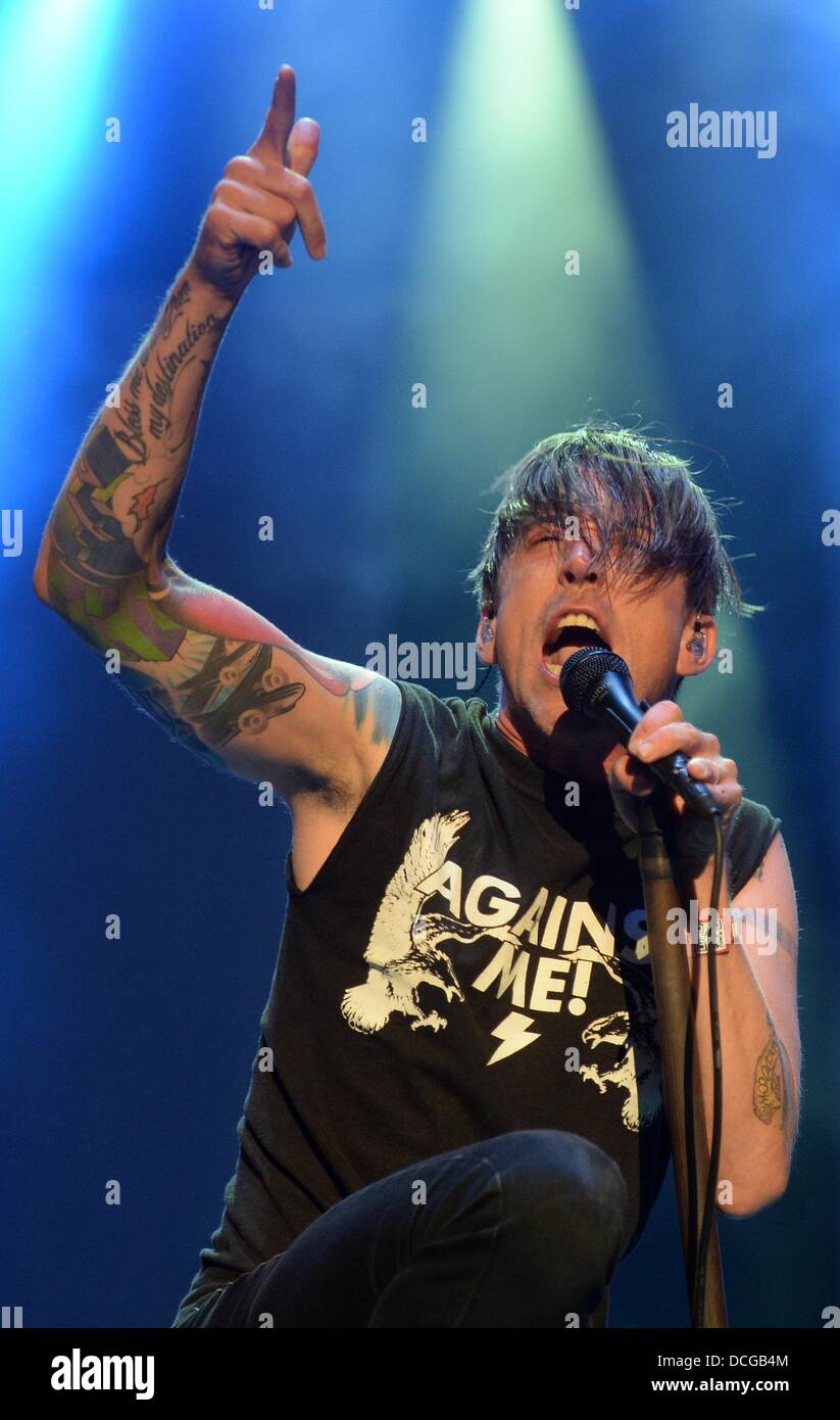 Grosspoesna, Germany. 16th Aug, 2013. Singer Benjamin Kowalewicz of the ...