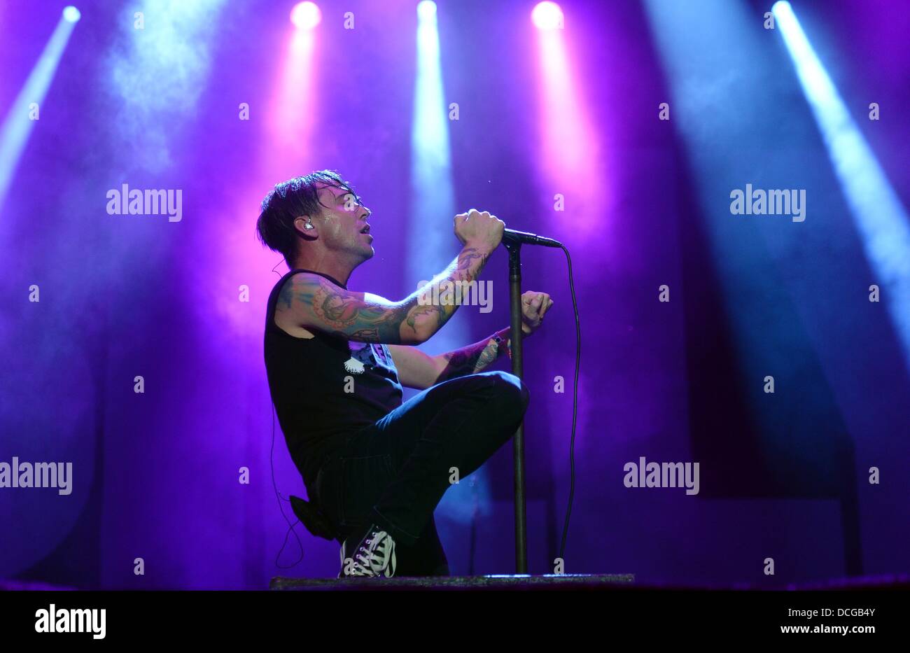 Grosspoesna, Germany. 16th Aug, 2013. Singer Benjamin Kowalewicz of the ...