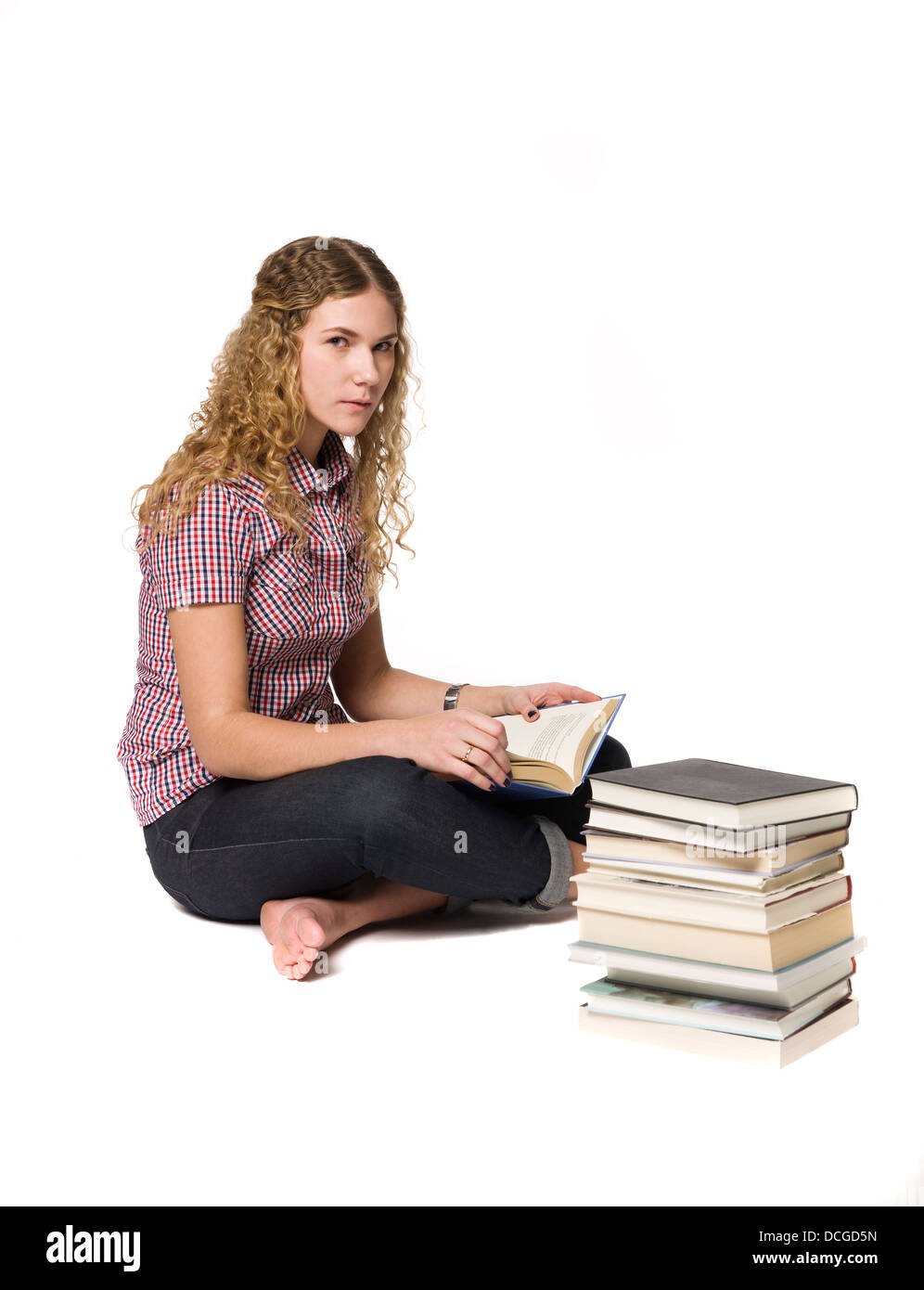 Woman siting on the floor reading Stock Photo - Alamy