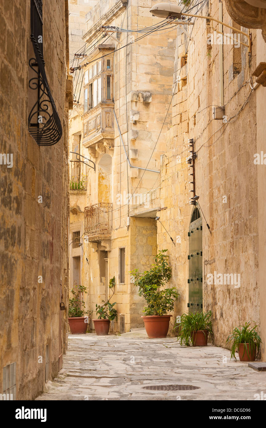 Backstreet alley in Birgu Malta Stock Photo - Alamy