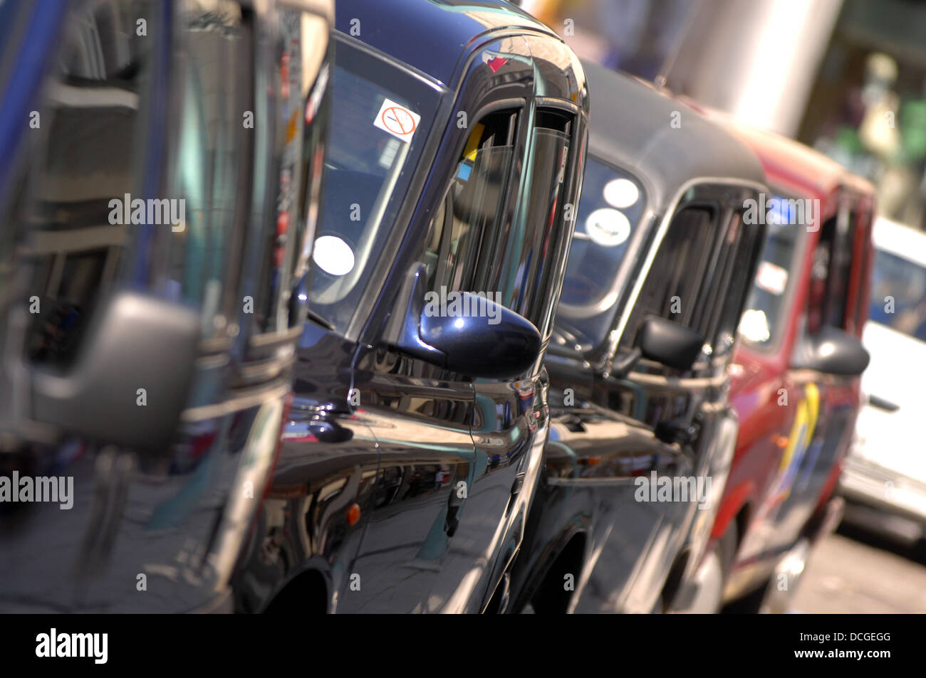 Taxi line up hi-res stock photography and images - Alamy