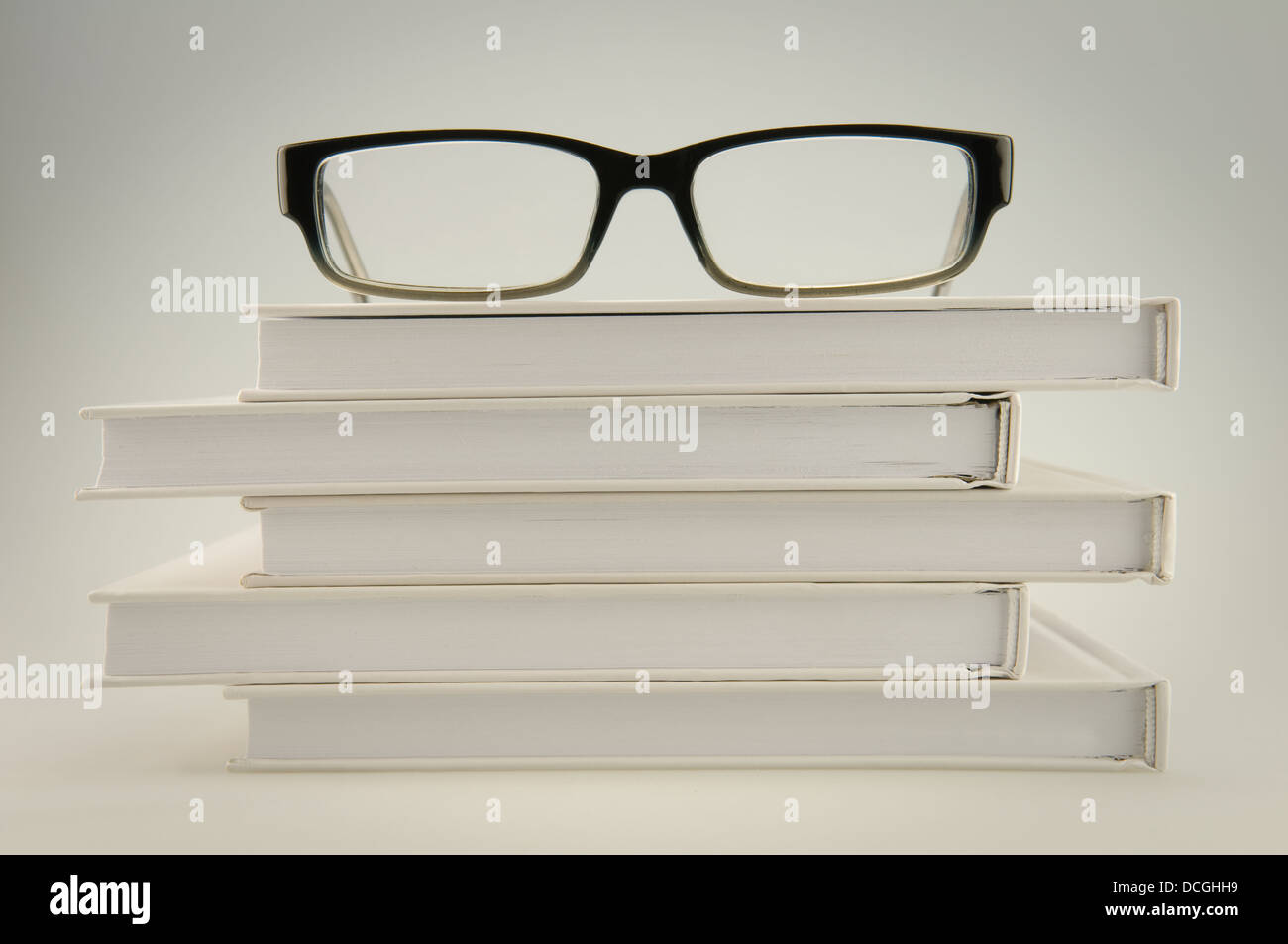 Open book glasses pen hi-res stock photography and images - Alamy