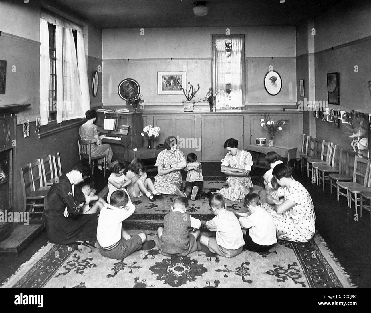 In the 1940s hi-res stock photography and images - Alamy