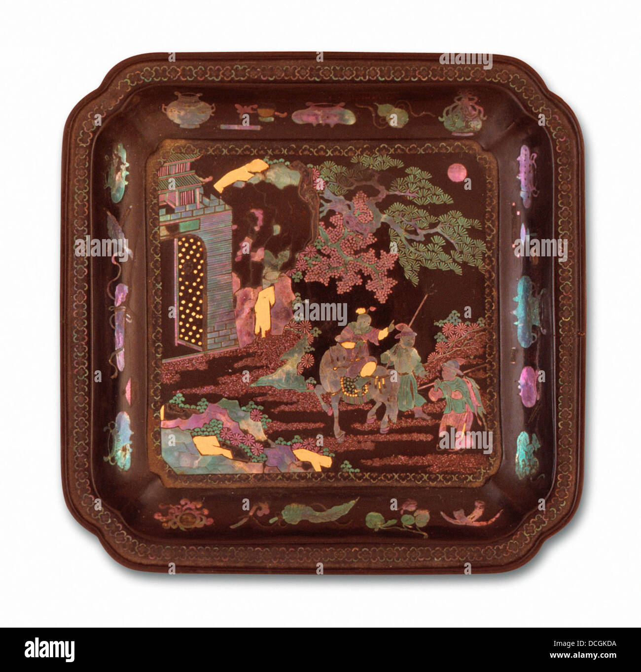 明晚期 黑漆嵌螺鈿人物故事圖葵口盤 dish figures Cut Out Stock Images & Pictures - Alamy