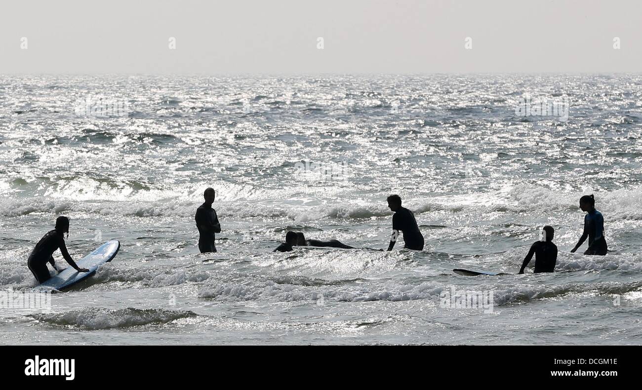 Sylt, Germany. 17th Aug, 2013. People bath at the beach between Rantum ...
