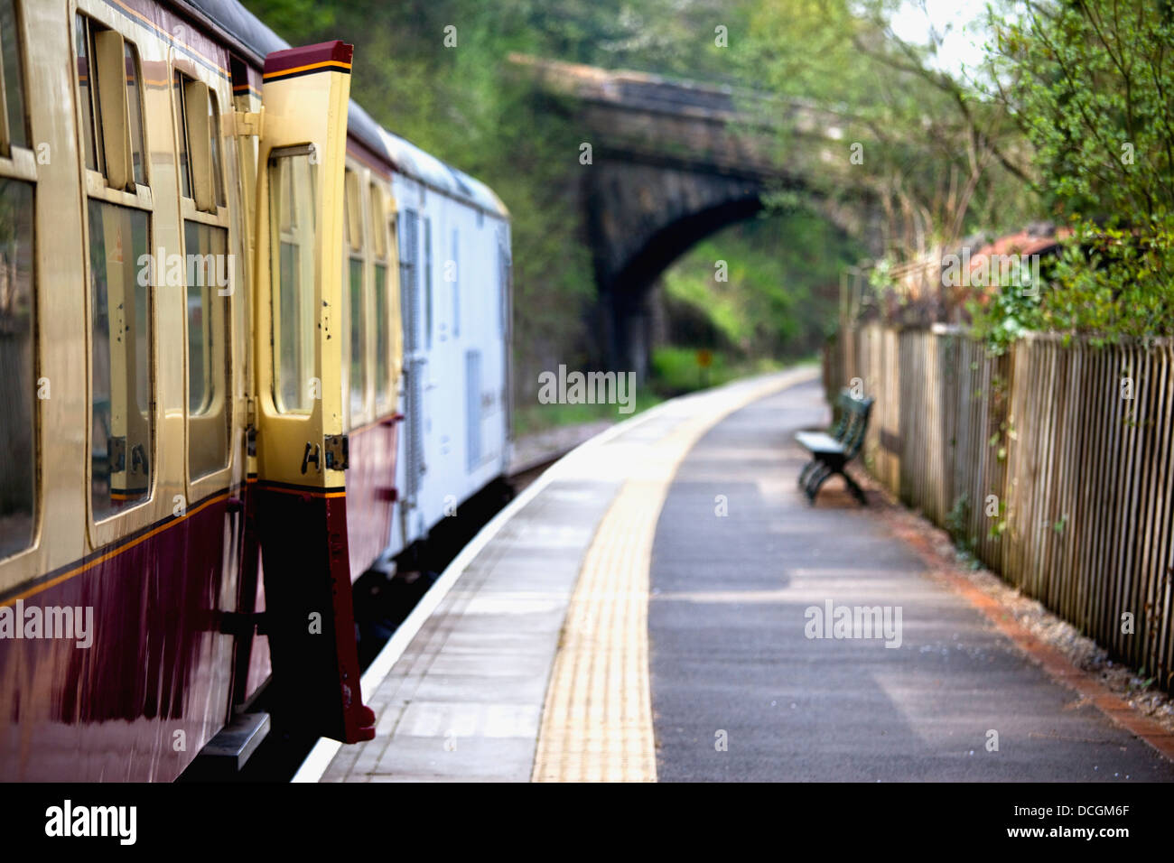 Train station platform seats hi-res stock photography and images - Alamy