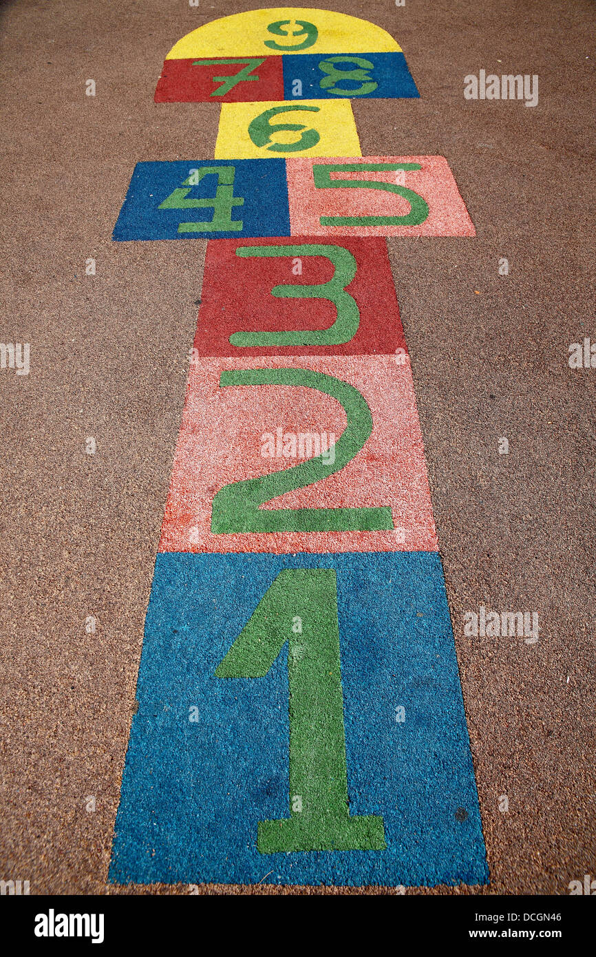 Children drawing chalk hopscotch hi-res stock photography and images ...