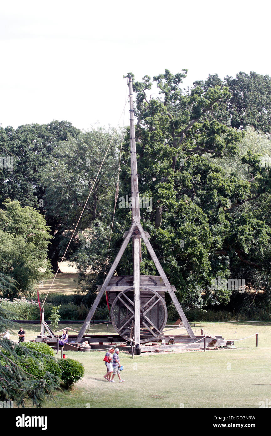 Trebuchet at Warwick Castle - largest medieval replica seige engine in ...