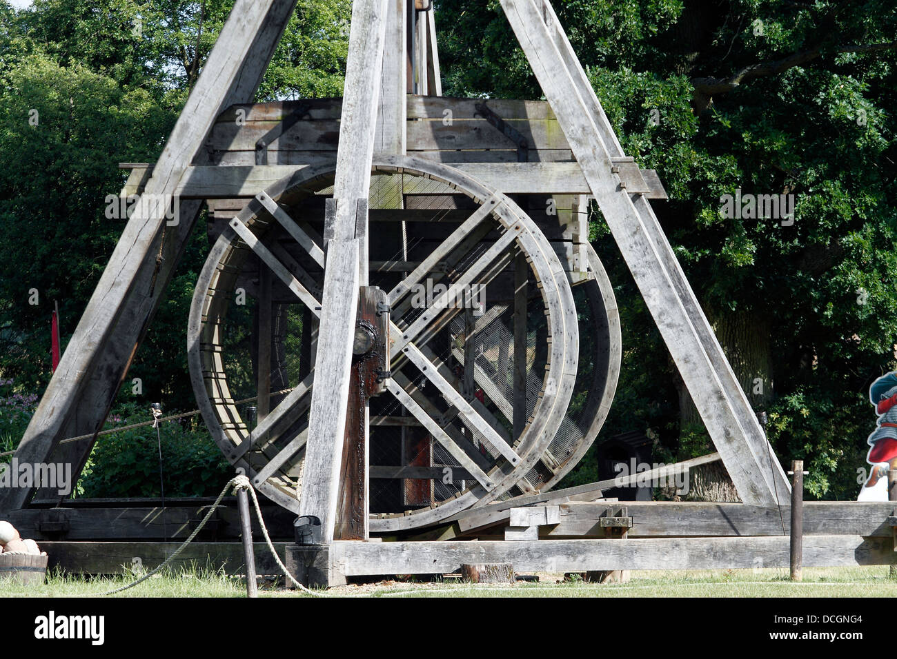 Trebuchet at Warwick Castle - largest medieval replica seige engine in ...