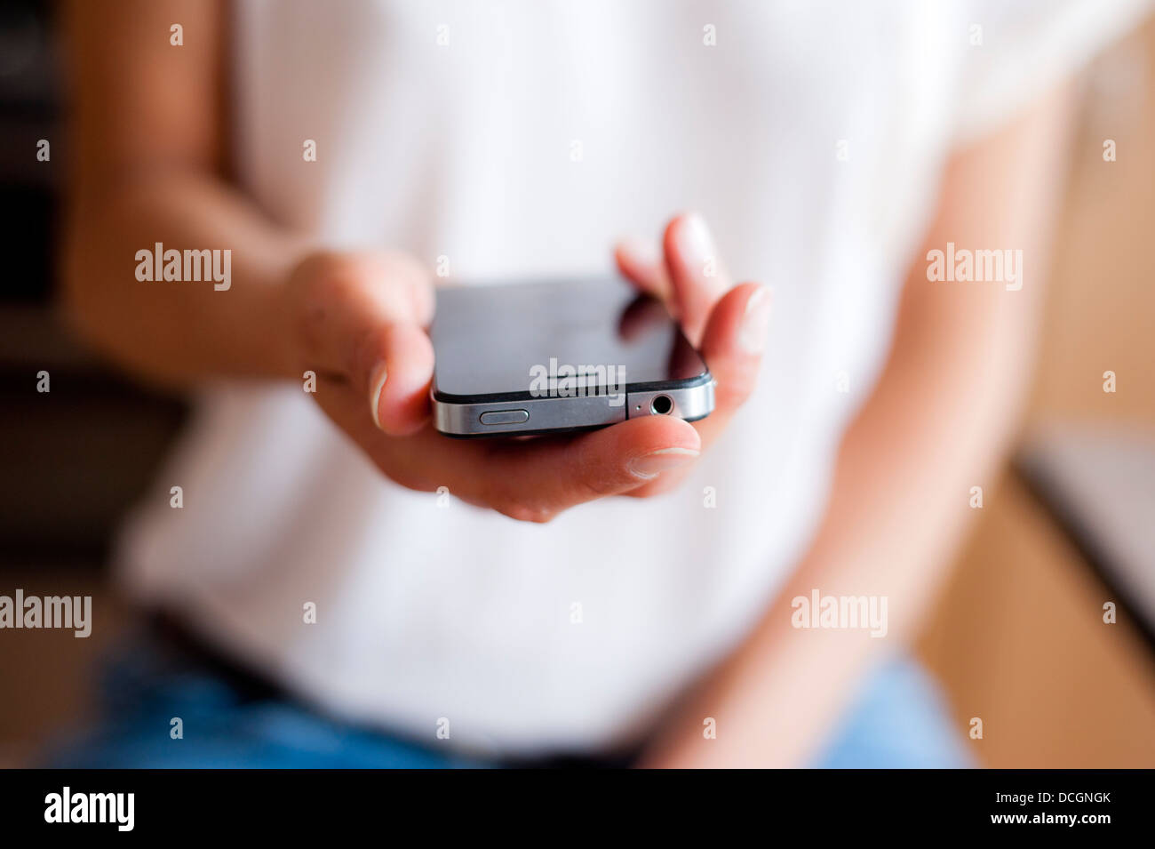 Handing holding iphone hi-res stock photography and images - Alamy