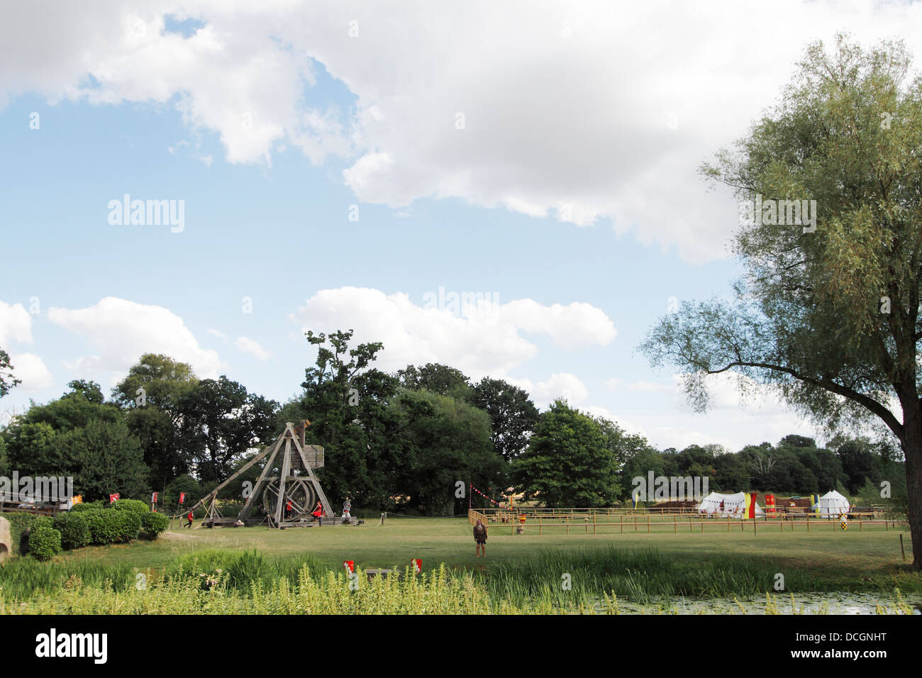 Trebuchet at Warwick Castle - largest medieval replica seige engine in ...