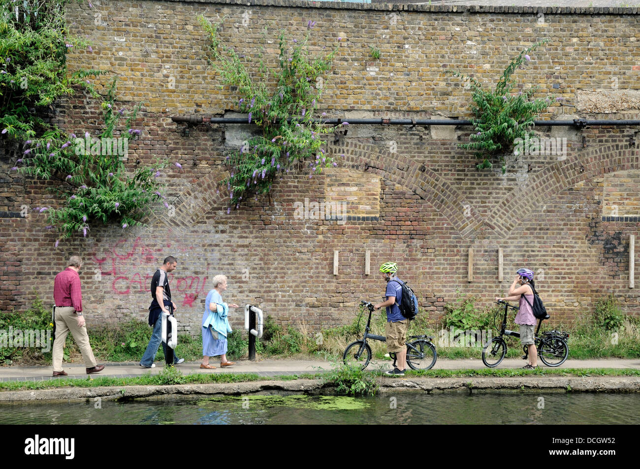Regents canal towpath hi-res stock photography and images - Alamy