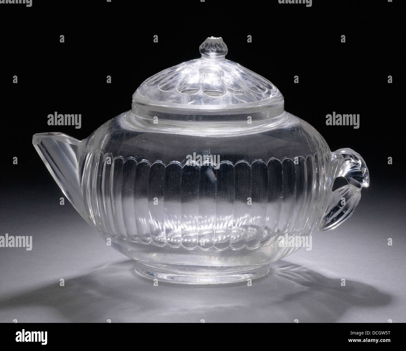 Wine pot sculpture ancient art hi-res stock photography and images - Alamy