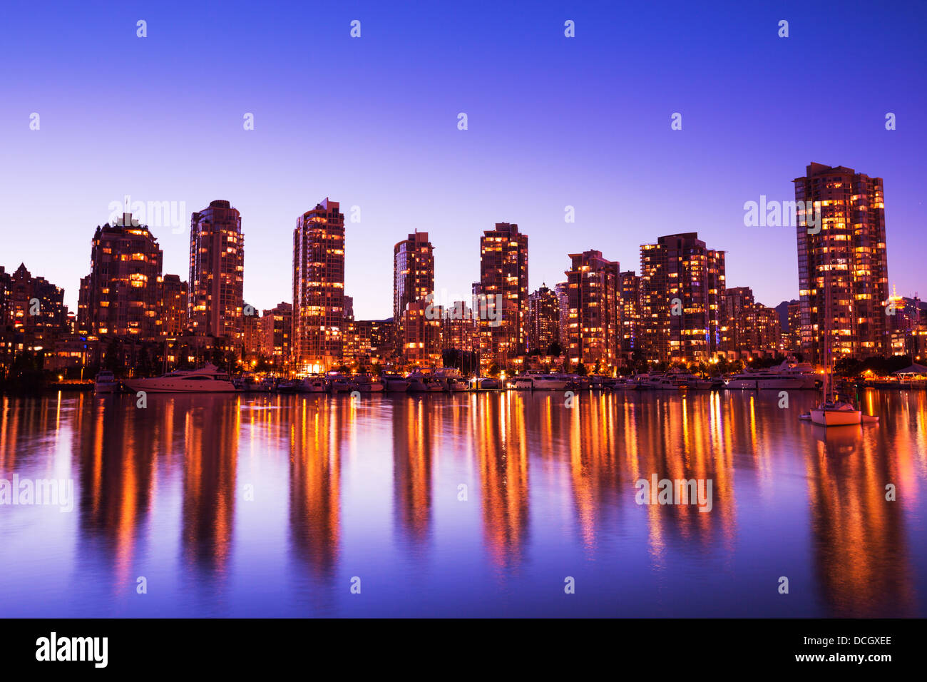 Modern urban city skyline hi-res stock photography and images - Alamy