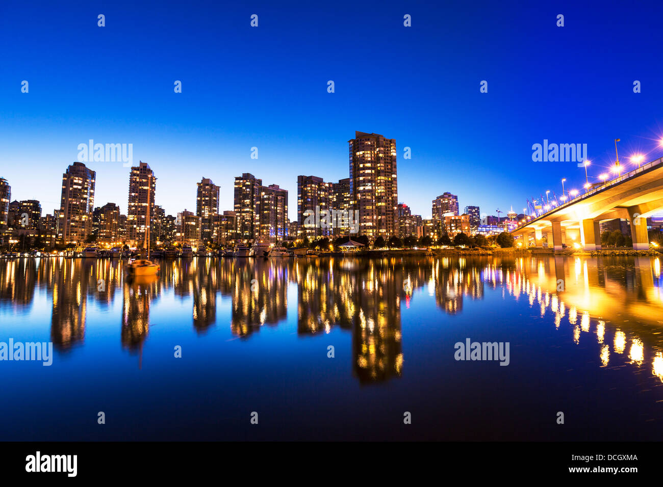Modern urban city skyline hi-res stock photography and images - Alamy