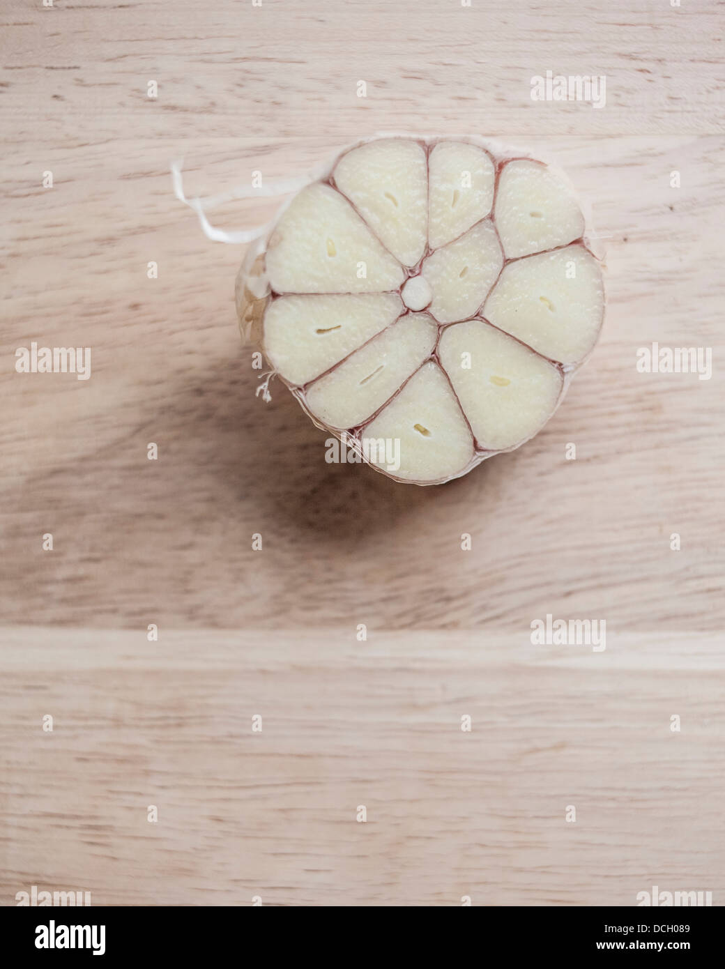 Garlic bulb cut in half hi-res stock photography and images - Alamy