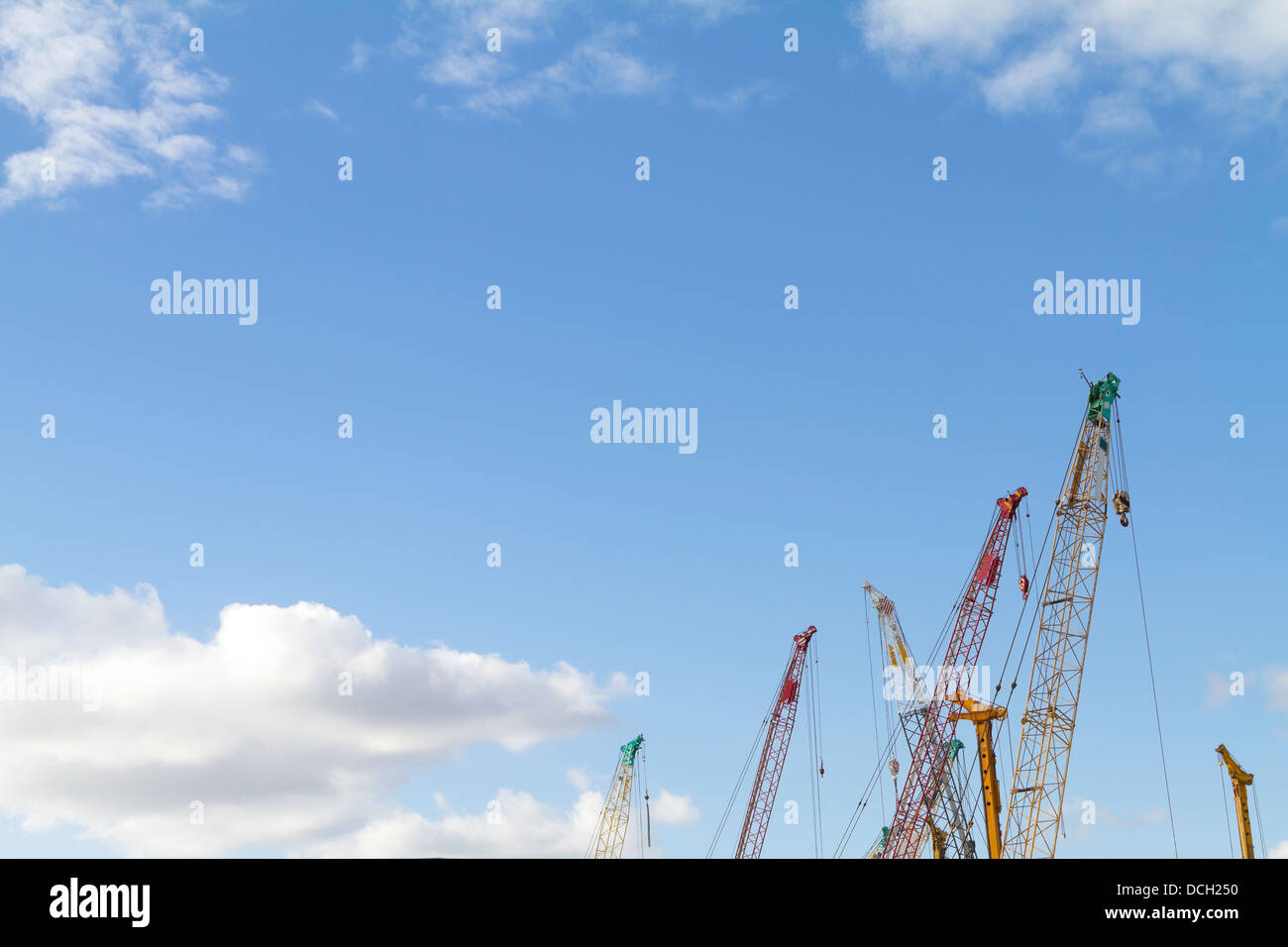 Construction cranes skyline hi-res stock photography and images - Alamy