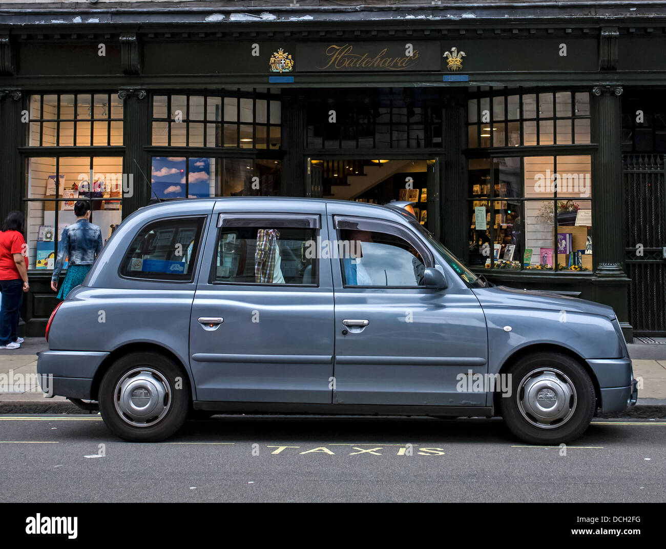 London taxi awaiting fare in hi-res stock photography and images - Alamy