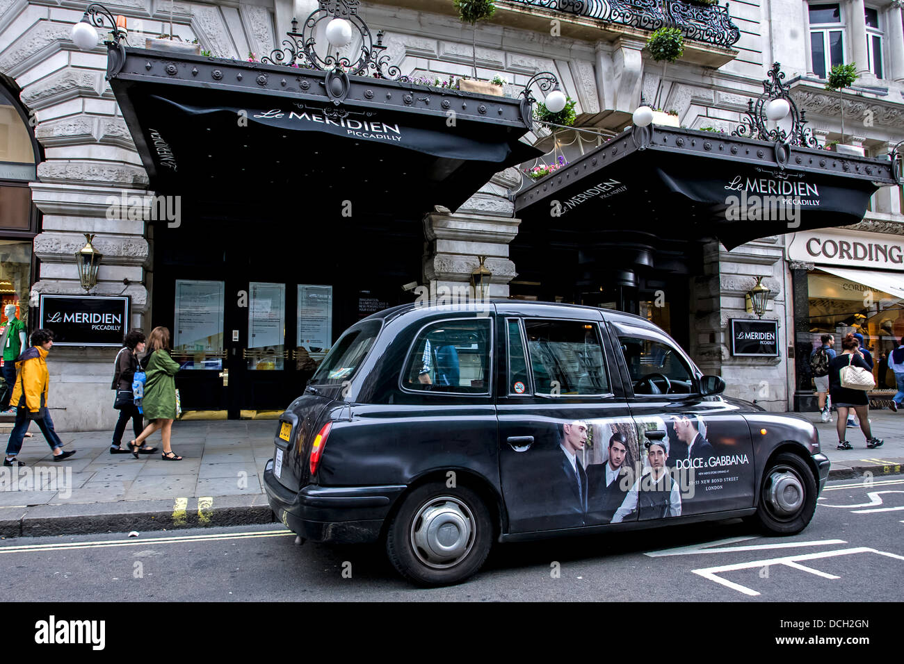 London taxi awaiting fare in hi-res stock photography and images - Alamy