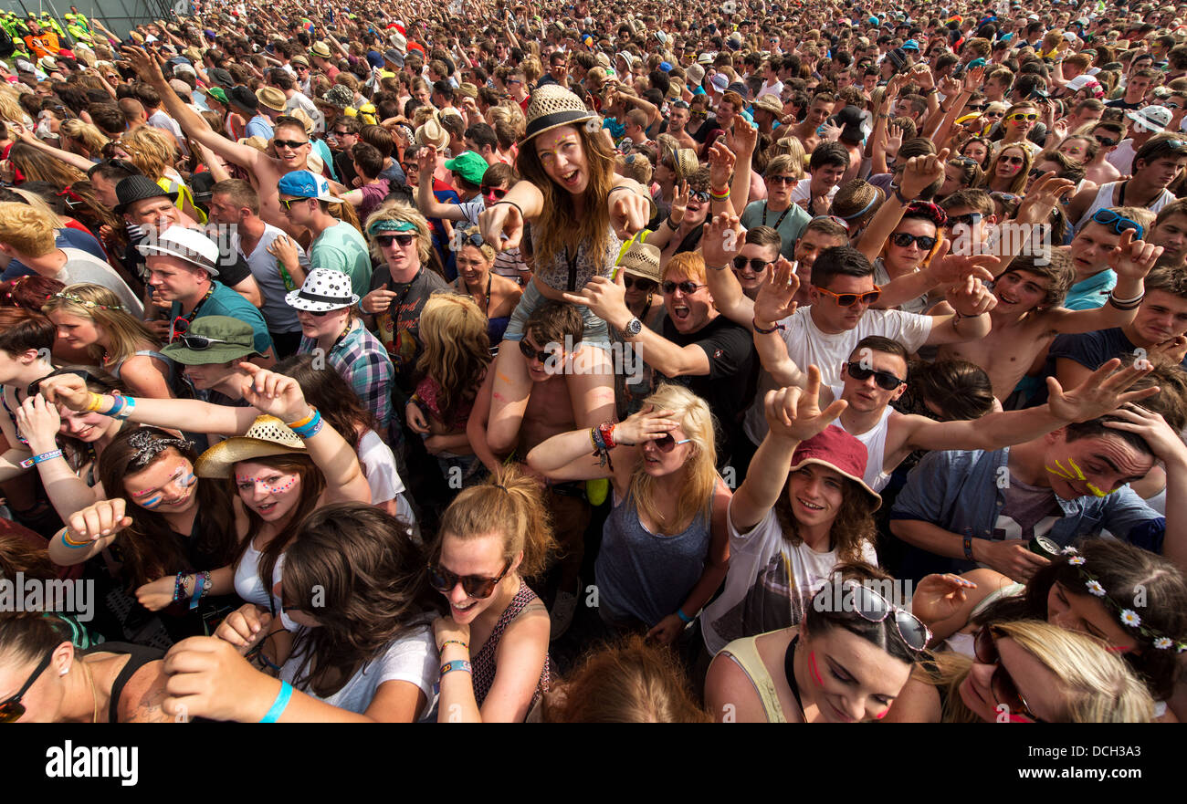Crowd cheering dj on stage hi-res stock photography and images - Alamy